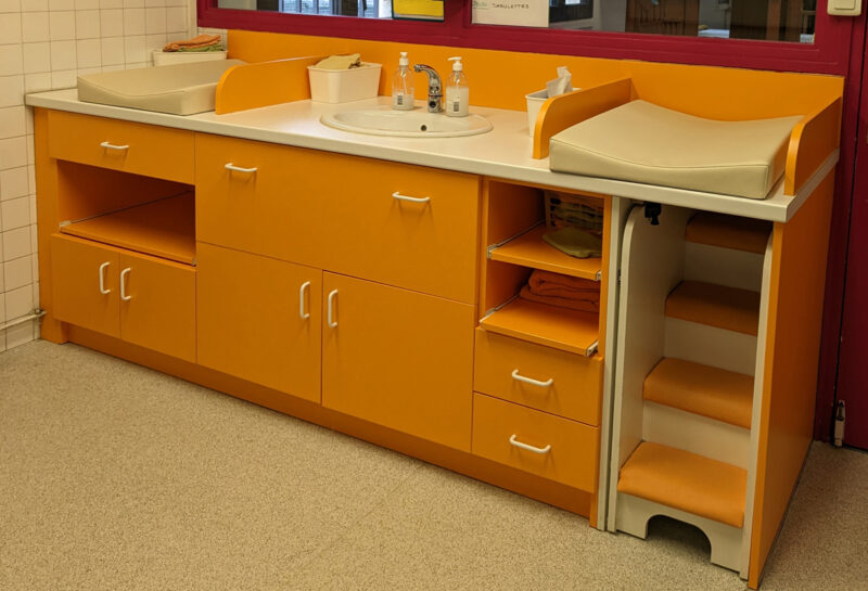 Meuble de change sur mesure avec escalier coulissant et tapis de change incurvés