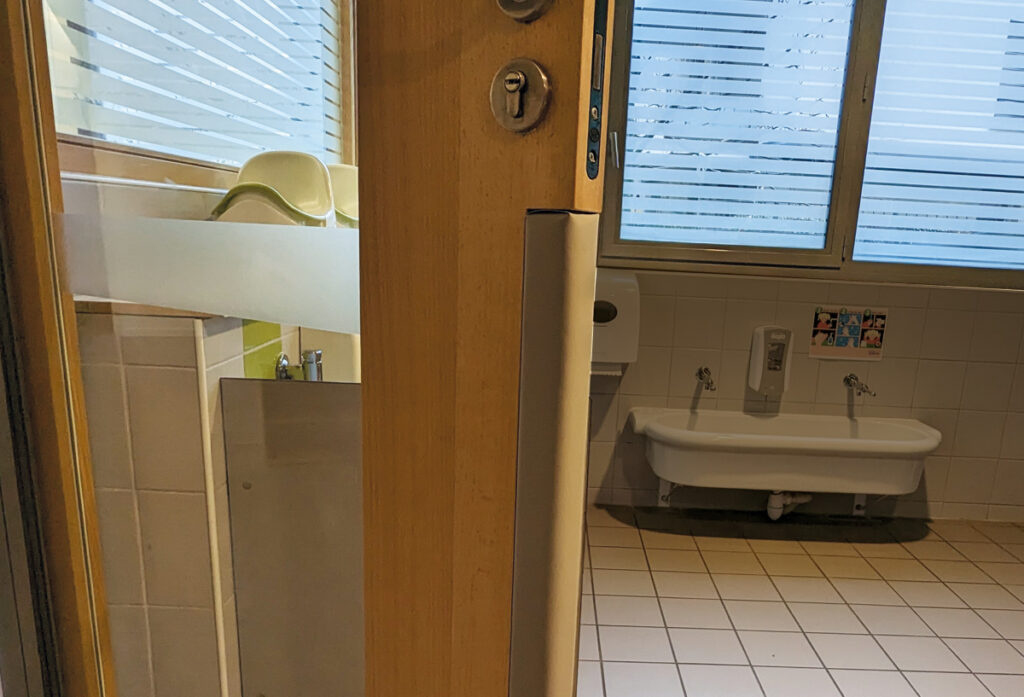 Protection anti-pince doigts intégrée à la porte René HENRY