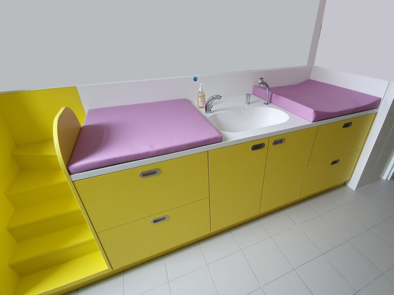 Meuble de change avec escaliers - René HENRY : Mobilier et aménagements sur mesure pour les crèches